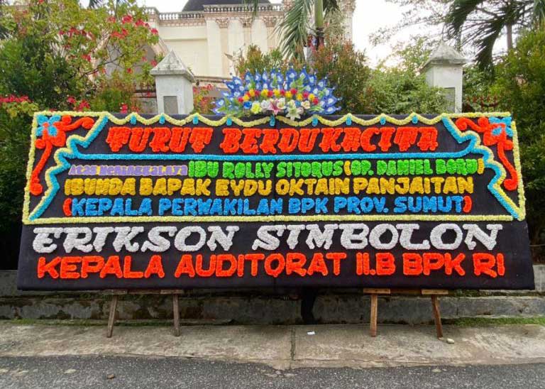 Papan Bunga Gandeng Dukacita 1 Mahkota – Awi Florist Medan