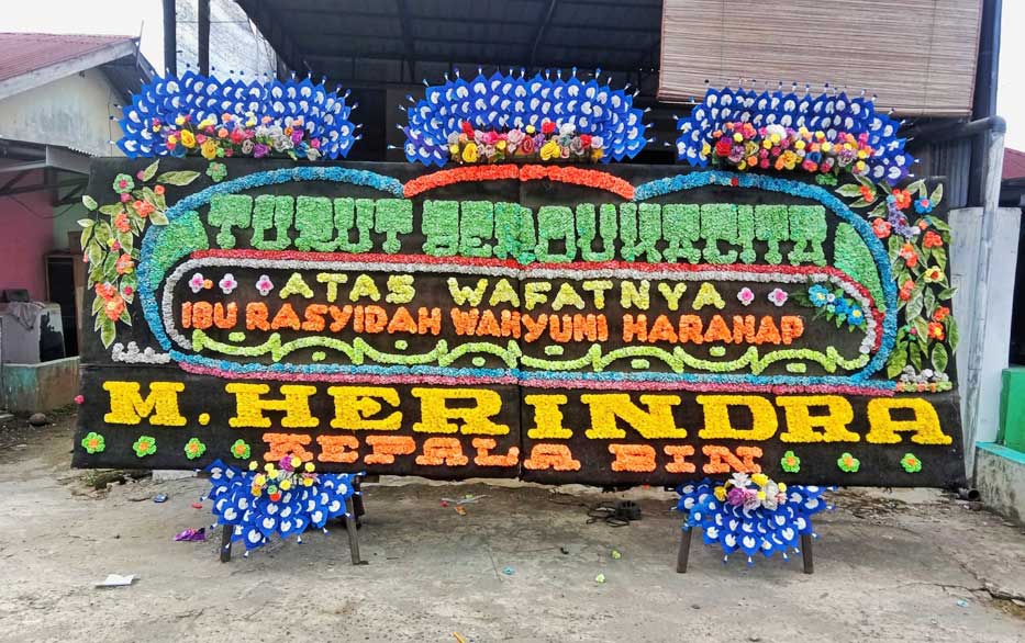 Papan Bunga Gandeng Dukacita 5 Mahkota – Awi Florist Medan