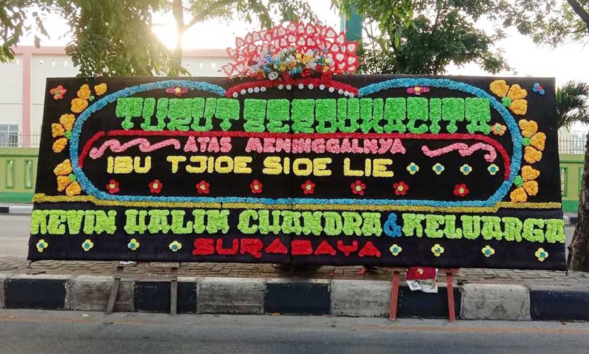 Bunga Papan Gandeng Dukacita 1 Mahkota – Awi Florist Medan